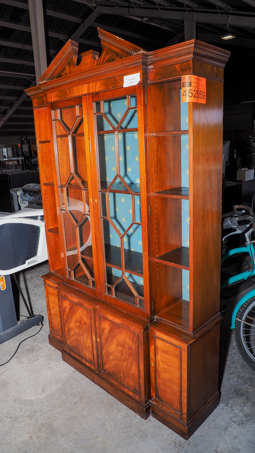 Vintage china cabinet - Swico Auctions