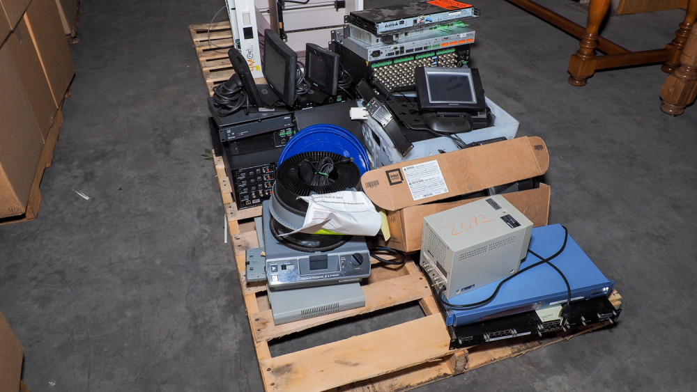 Pallet of av equipment - Swico Auctions