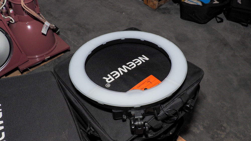 7 Neewer RL-18 ring lights - Swico Auctions