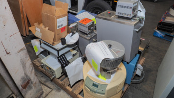 Pallet of lab equipment - Swico Auctions